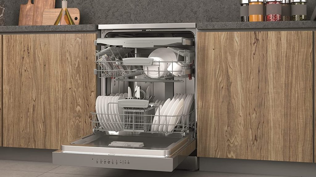 Ariston LFC3C33WFXUK Dishwasher Freestanding | PLUGnPOINT